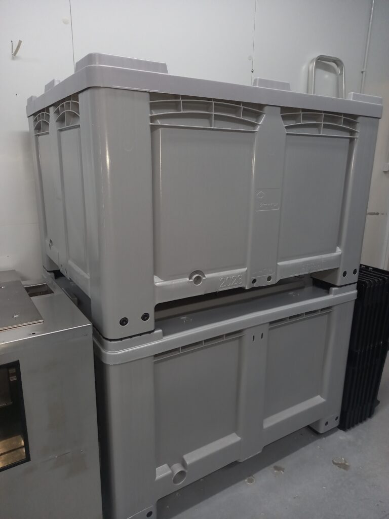 Contenedores de plástico gris alimentario con tapa: 120 x 100 x 75 . 4 ...